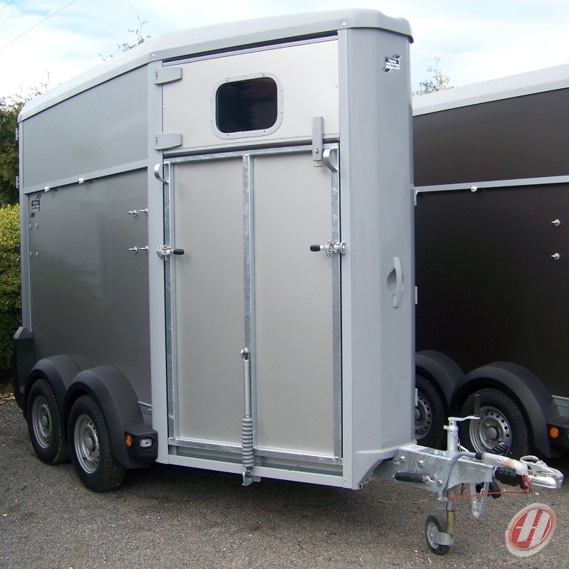 Van 1 place 1/2 Ifor Williams HB403 Confort avec baies coulissantes ...